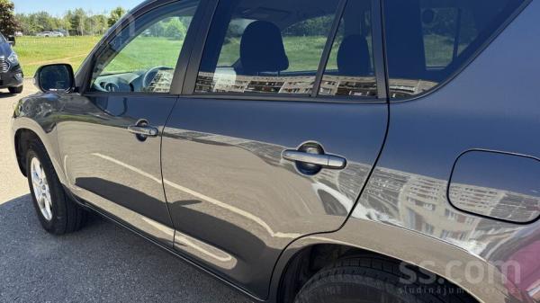 Grey Toyota RAV4 2011 in Daugavpils, with an engine capacity of 2.20 L and mileage of 174 thousand km for 7500 €, photo 8 on AUTOMOTO.COM.LV