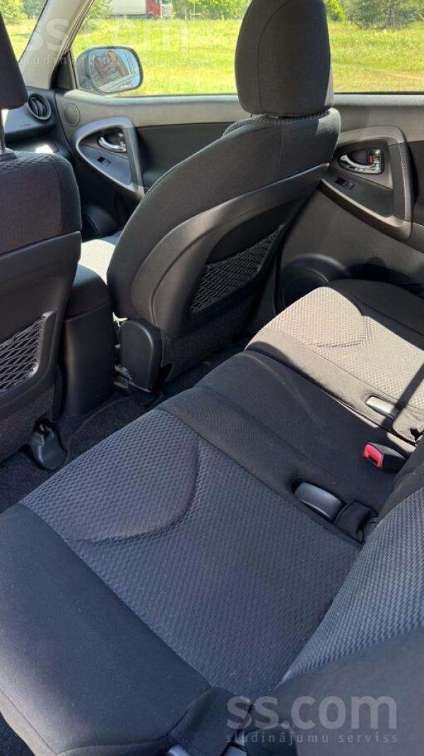 Grey Toyota RAV4 2011 in Daugavpils, with an engine capacity of 2.20 L and mileage of 174 thousand km for 7500 €, photo 9 on AUTOMOTO.COM.LV