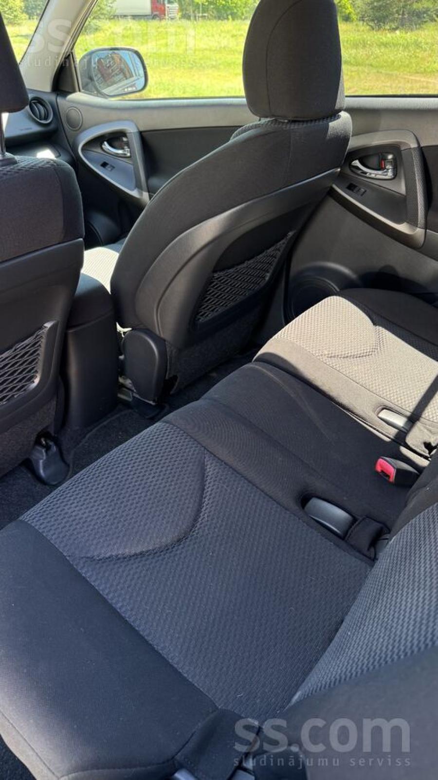 Grey Toyota RAV4 2011 in Daugavpils, with an engine capacity of 2.20 L and mileage of 174 thousand km for 7500 €, photo 10 on AUTOMOTO.COM.LV