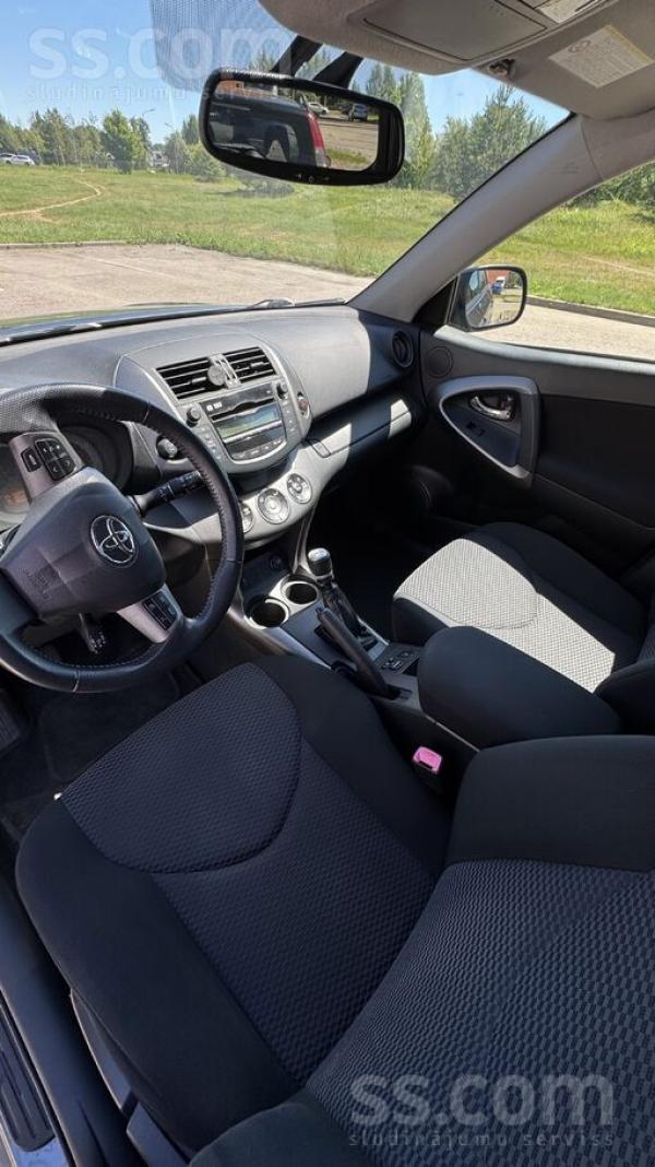 Grey Toyota RAV4 2011 in Daugavpils, with an engine capacity of 2.20 L and mileage of 174 thousand km for 7500 €, photo 10 on AUTOMOTO.COM.LV