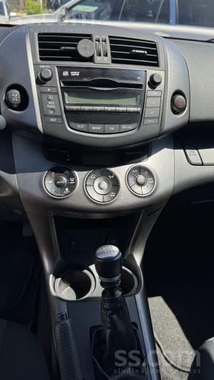 Grey Toyota RAV4 2011 in Daugavpils, with an engine capacity of 2.20 L and mileage of 174 thousand km for 7500 €, photo 12 on AUTOMOTO.COM.LV