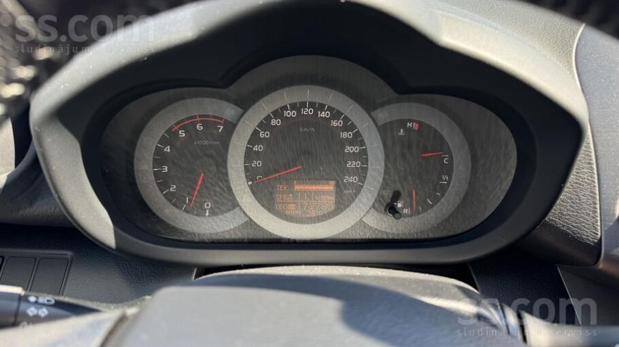 Grey Toyota RAV4 2011 in Daugavpils, with an engine capacity of 2.20 L and mileage of 174 thousand km for 7500 €, photo 13 on AUTOMOTO.COM.LV