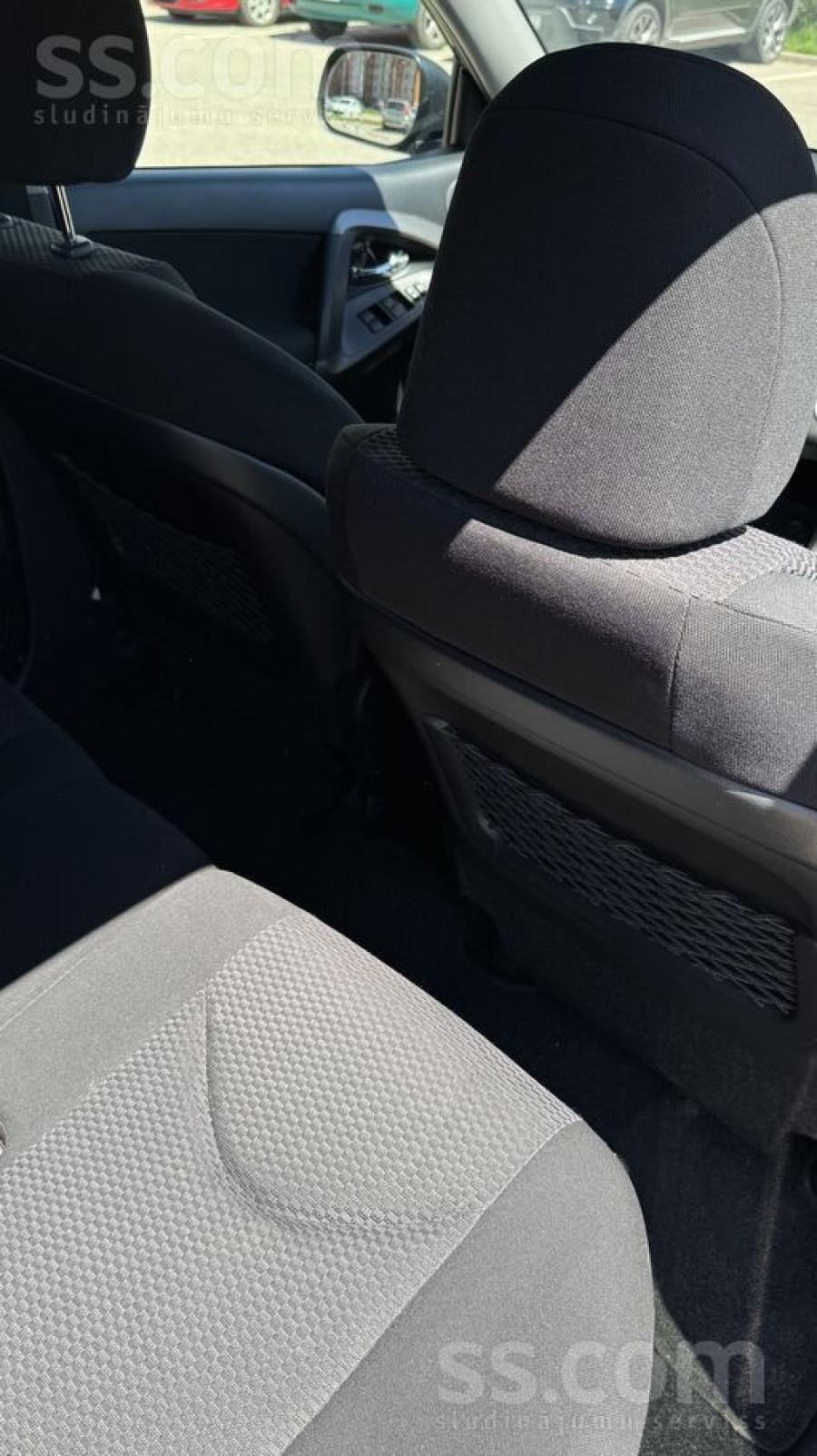 Grey Toyota RAV4 2011 in Daugavpils, with an engine capacity of 2.20 L and mileage of 174 thousand km for 7500 €, photo 15 on AUTOMOTO.COM.LV