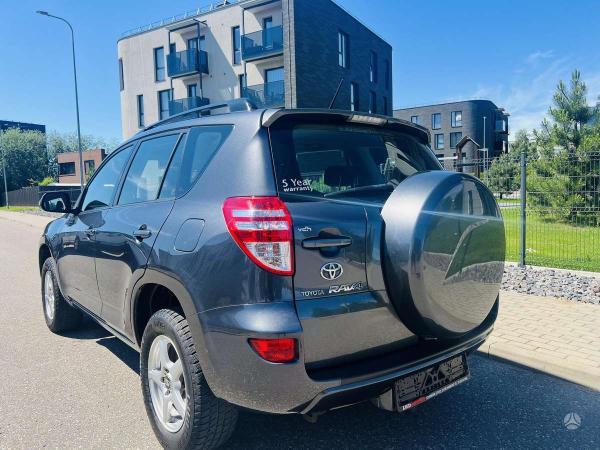 Grey Toyota RAV4 2011 in Kaunas, with an engine capacity of 2.20 L and mileage of 234 thousand km for 7600 €, photo 2 on AUTOMOTO.COM.LV