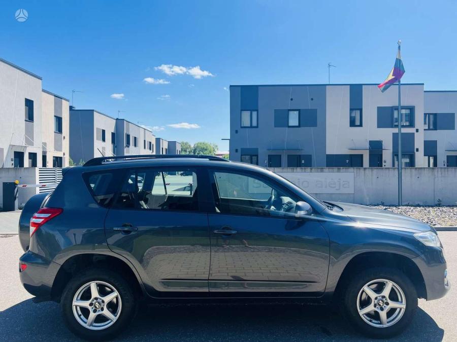 Pelēks Toyota RAV4 2011 Kauņa, ar dzinēja tilpumu 2.20 L un nobraukumu 234 tūkst. km par 7600 €, foto 7 vietnē AUTOMOTO.COM.LV