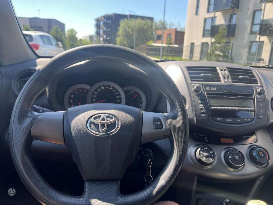 Pelēks Toyota RAV4 2011 Kauņa, ar dzinēja tilpumu 2.20 L un nobraukumu 234 tūkst. km par 7600 €, foto 11 vietnē AUTOMOTO.COM.LV