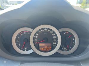 Pelēks Toyota RAV4 2011 Kauņa, ar dzinēja tilpumu 2.20 L un nobraukumu 234 tūkst. km par 7600 €, foto 12 vietnē AUTOMOTO.COM.LV