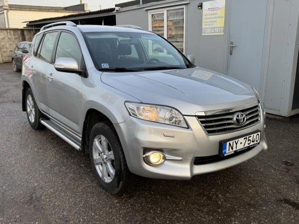 Grey Toyota RAV4 2011 in Riga, with an engine capacity of 2.00 L and mileage of 233 thousand km for 7600 €, photo 2 on AUTOMOTO.COM.LV