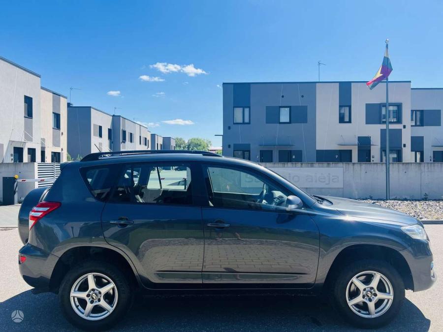 Pelēks Toyota RAV4 2011 Kauņa, ar dzinēja tilpumu 2.20 L un nobraukumu 234 tūkst. km par 7550 €, foto 8 vietnē AUTOMOTO.COM.LV