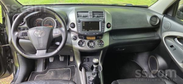 Grey Toyota RAV4 2011 in Valmiera, with an engine capacity of 2.20 L and mileage of 399 thousand km for 4000 €, photo 3 on AUTOMOTO.COM.LV