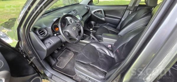 Grey Toyota RAV4 2011 in Valmiera, with an engine capacity of 2.20 L and mileage of 399 thousand km for 4000 €, photo 4 on AUTOMOTO.COM.LV