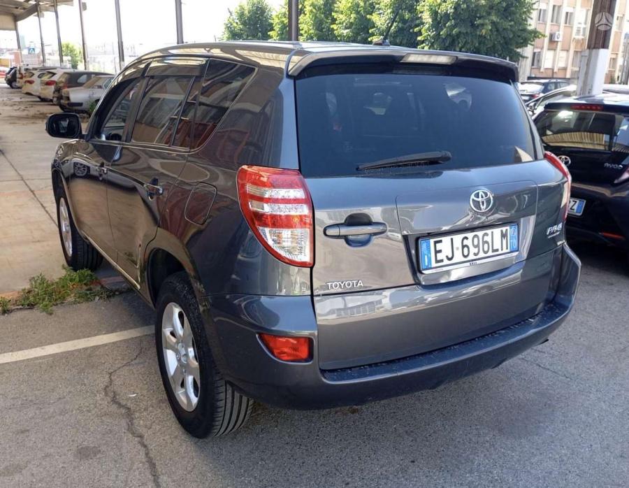 Pelēks Toyota RAV4 2011 Šauļi, ar dzinēja tilpumu 2.23 L un nobraukumu 220 tūkst. km par 6200 €, foto 5 vietnē AUTOMOTO.COM.LV