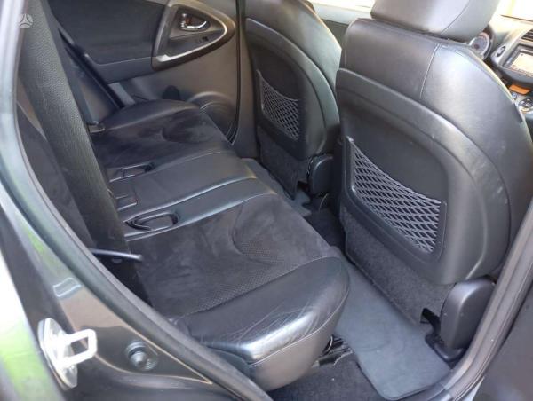 Pelēks Toyota RAV4 2011 Šauļi, ar dzinēja tilpumu 2.23 L un nobraukumu 220 tūkst. km par 6200 €, foto 6 vietnē AUTOMOTO.COM.LV