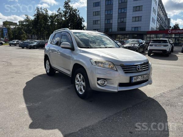 Grey Toyota RAV4 2011 in Riga, with an engine capacity of 2.00 L and mileage of 163 thousand km for 6490 €, photo 1 on AUTOMOTO.COM.LV