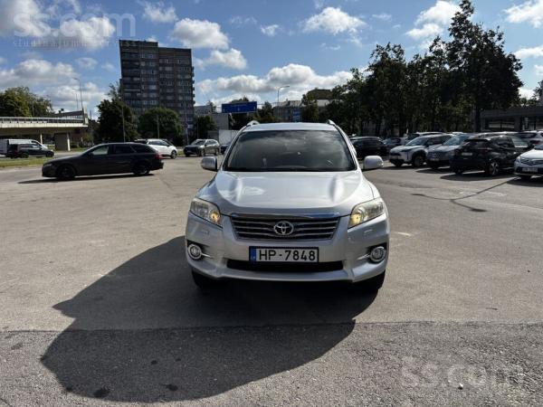 Grey Toyota RAV4 2011 in Riga, with an engine capacity of 2.00 L and mileage of 163 thousand km for 6490 €, photo 2 on AUTOMOTO.COM.LV