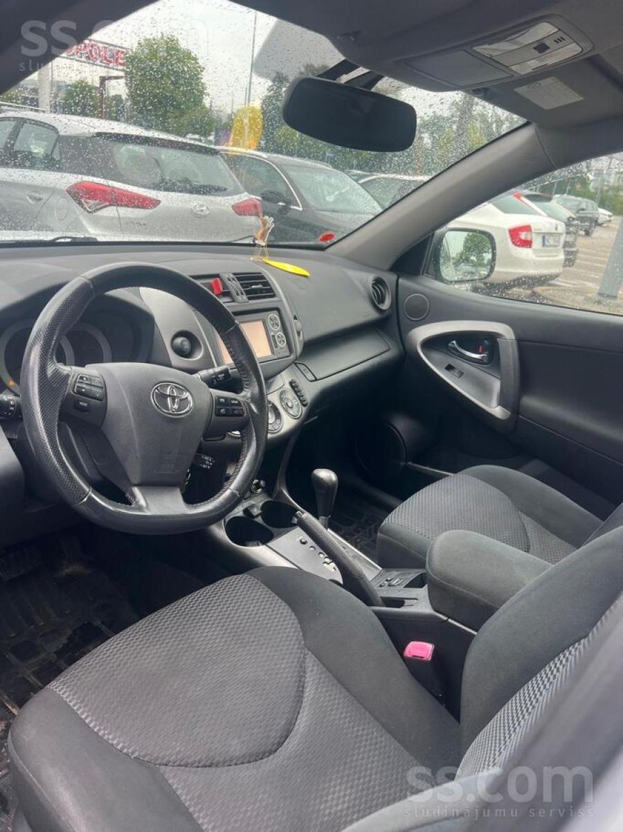 Pelēks Toyota RAV4 2011 Rīga, ar dzinēja tilpumu 2.00 L un nobraukumu 163 tūkst. km par 6490 €, foto 12 vietnē AUTOMOTO.COM.LV