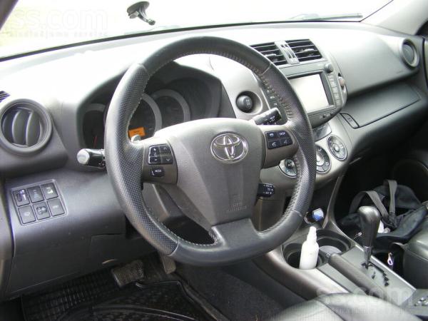 Grey Toyota RAV4 2011 in Riga, with an engine capacity of 2.20 L and mileage of 275 thousand km for 6000 €, photo 5 on AUTOMOTO.COM.LV