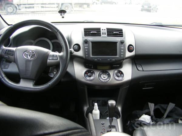 Grey Toyota RAV4 2011 in Riga, with an engine capacity of 2.20 L and mileage of 275 thousand km for 6000 €, photo 6 on AUTOMOTO.COM.LV