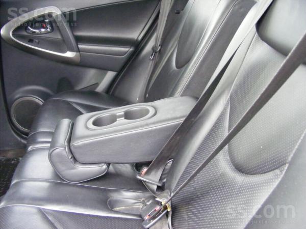 Grey Toyota RAV4 2011 in Riga, with an engine capacity of 2.20 L and mileage of 275 thousand km for 6000 €, photo 8 on AUTOMOTO.COM.LV