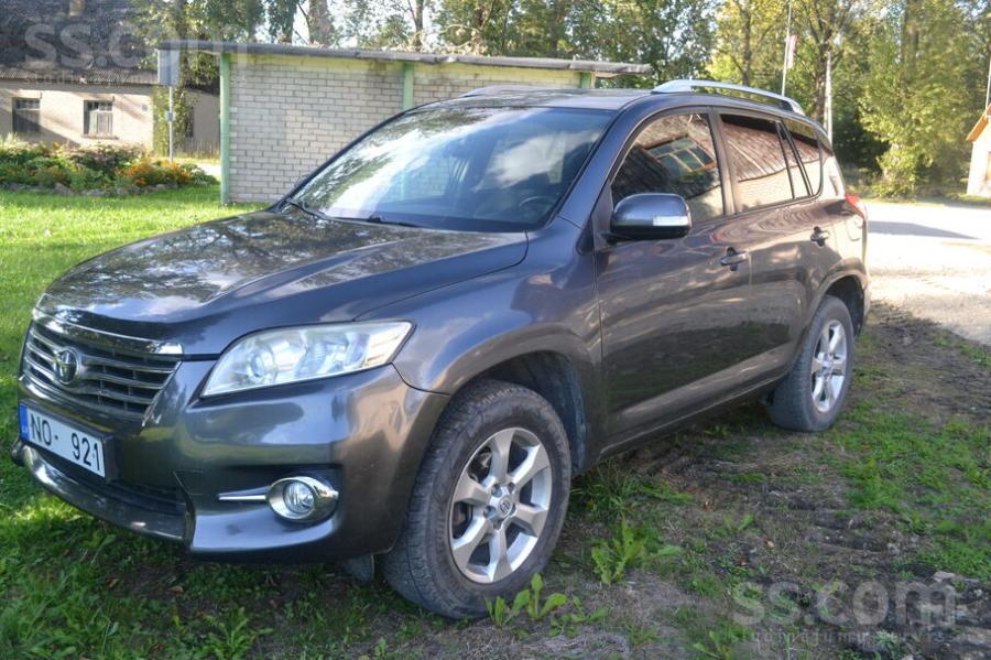Pelēks Toyota RAV4 2011 Rēzekne, ar dzinēja tilpumu 2.20 L un nobraukumu 280 tūkst. km par 7000 €, foto 3 vietnē AUTOMOTO.COM.LV