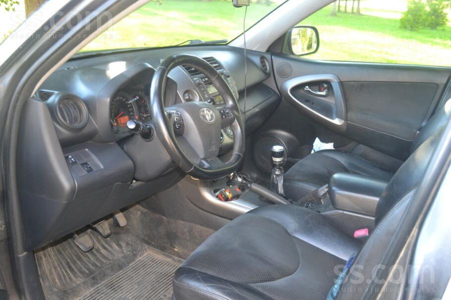 Pelēks Toyota RAV4 2011 Rēzekne, ar dzinēja tilpumu 2.20 L un nobraukumu 280 tūkst. km par 7000 €, foto 7 vietnē AUTOMOTO.COM.LV