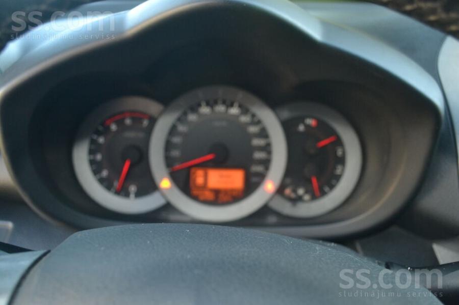 Pelēks Toyota RAV4 2011 Rēzekne, ar dzinēja tilpumu 2.20 L un nobraukumu 280 tūkst. km par 7000 €, foto 8 vietnē AUTOMOTO.COM.LV