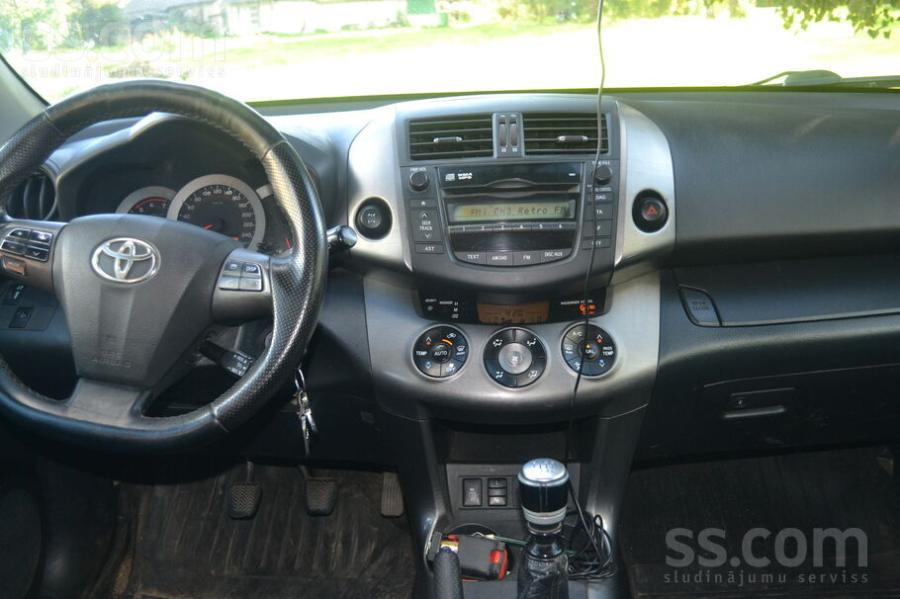 Pelēks Toyota RAV4 2011 Rēzekne, ar dzinēja tilpumu 2.20 L un nobraukumu 280 tūkst. km par 7000 €, foto 10 vietnē AUTOMOTO.COM.LV
