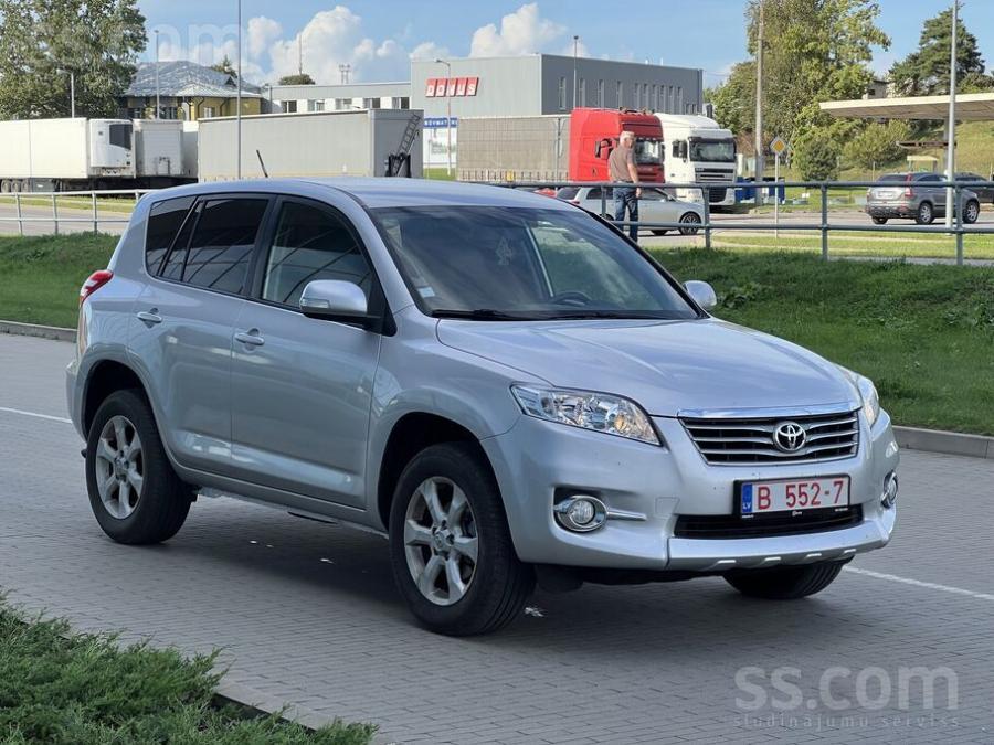 Pelēks Toyota RAV4 2011 Rēzekne, ar dzinēja tilpumu 2.20 L un nobraukumu 183 tūkst. km par 7800 €, foto 4 vietnē AUTOMOTO.COM.LV