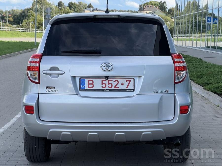 Pelēks Toyota RAV4 2011 Rēzekne, ar dzinēja tilpumu 2.20 L un nobraukumu 183 tūkst. km par 7800 €, foto 5 vietnē AUTOMOTO.COM.LV