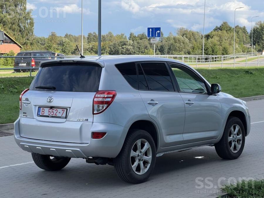 Pelēks Toyota RAV4 2011 Rēzekne, ar dzinēja tilpumu 2.20 L un nobraukumu 183 tūkst. km par 7800 €, foto 6 vietnē AUTOMOTO.COM.LV