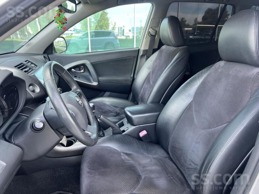 Pelēks Toyota RAV4 2011 Rēzekne, ar dzinēja tilpumu 2.20 L un nobraukumu 183 tūkst. km par 7800 €, foto 13 vietnē AUTOMOTO.COM.LV