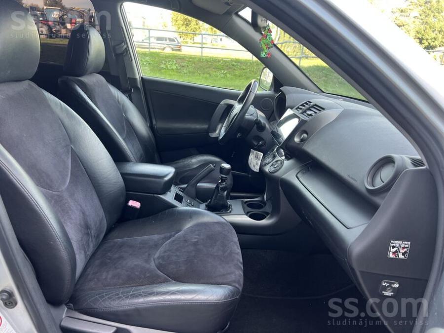 Pelēks Toyota RAV4 2011 Rēzekne, ar dzinēja tilpumu 2.20 L un nobraukumu 183 tūkst. km par 7800 €, foto 14 vietnē AUTOMOTO.COM.LV