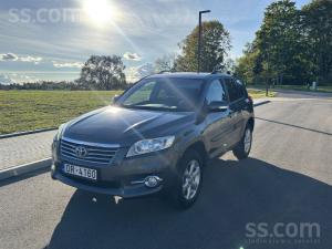Pelēks Toyota RAV4 2011 Rēzekne, ar dzinēja tilpumu 2.20 L un nobraukumu 262 tūkst. km par 7550 €, foto  vietnē AUTOMOTO.COM.LV