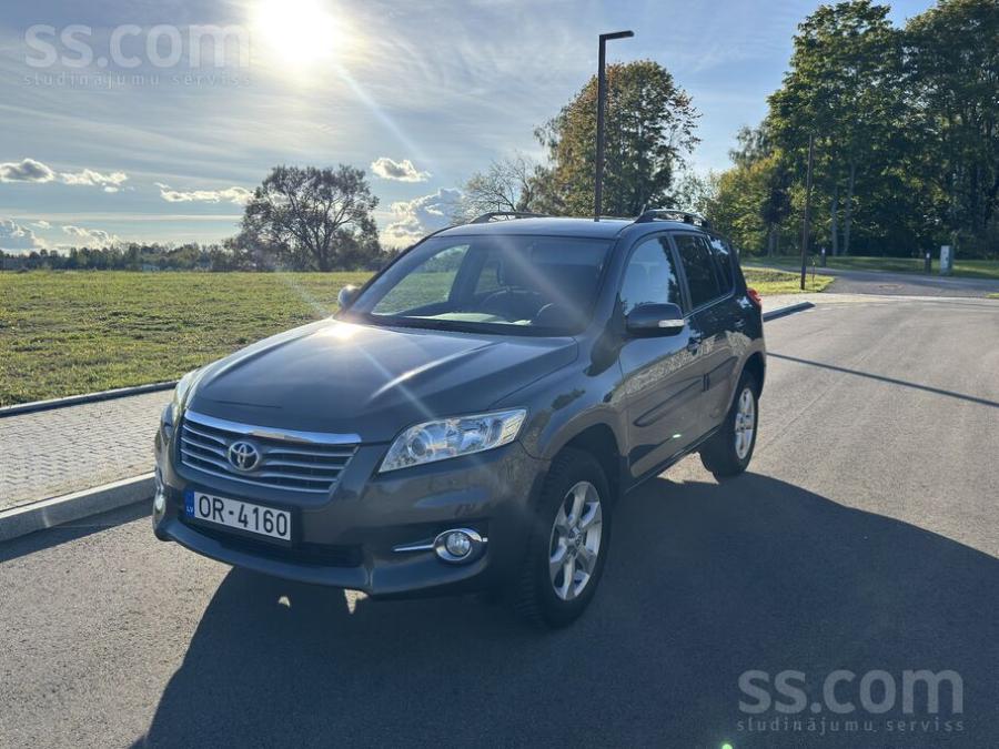 Pelēks Toyota RAV4 2011 Rēzekne, ar dzinēja tilpumu 2.20 L un nobraukumu 262 tūkst. km par 7550 €, foto 1 vietnē AUTOMOTO.COM.LV