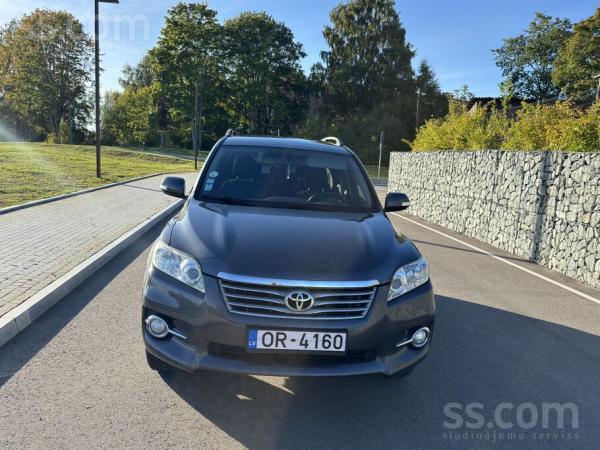 Pelēks Toyota RAV4 2011 Rēzekne, ar dzinēja tilpumu 2.20 L un nobraukumu 262 tūkst. km par 7550 €, foto 3 vietnē AUTOMOTO.COM.LV