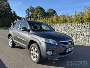 Pelēks Toyota RAV4 2011 Rēzekne, ar dzinēja tilpumu 2.20 L un nobraukumu 262 tūkst. km par 7550 €, foto 4 vietnē AUTOMOTO.COM.LV