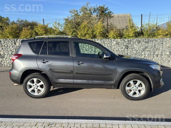 Pelēks Toyota RAV4 2011 Rēzekne, ar dzinēja tilpumu 2.20 L un nobraukumu 262 tūkst. km par 7550 €, foto 5 vietnē AUTOMOTO.COM.LV