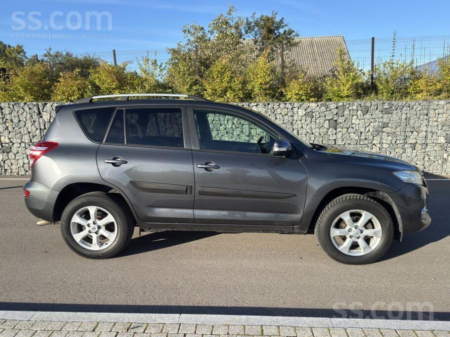 Pelēks Toyota RAV4 2011 Rēzekne, ar dzinēja tilpumu 2.20 L un nobraukumu 262 tūkst. km par 7550 €, foto 5 vietnē AUTOMOTO.COM.LV