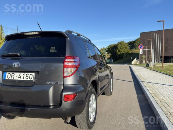 Pelēks Toyota RAV4 2011 Rēzekne, ar dzinēja tilpumu 2.20 L un nobraukumu 262 tūkst. km par 7550 €, foto 6 vietnē AUTOMOTO.COM.LV