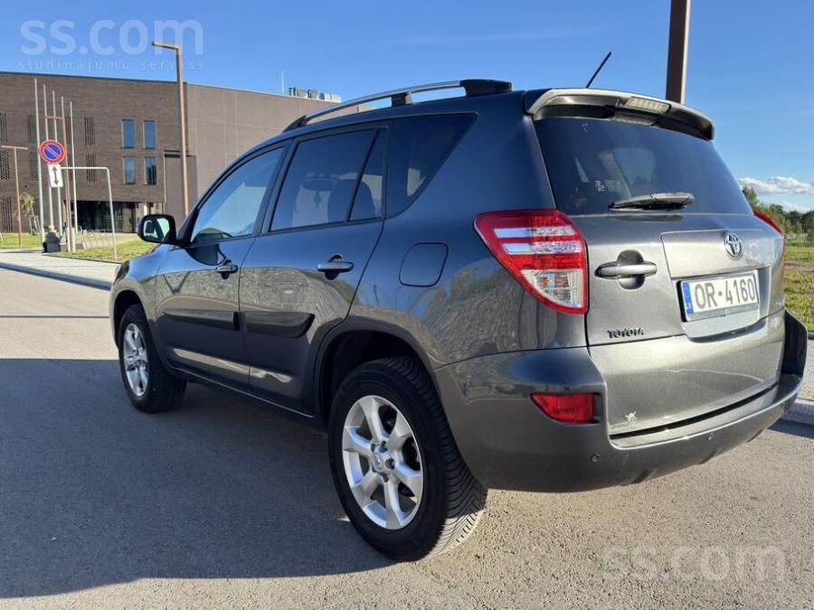 Pelēks Toyota RAV4 2011 Rēzekne, ar dzinēja tilpumu 2.20 L un nobraukumu 262 tūkst. km par 7550 €, foto 7 vietnē AUTOMOTO.COM.LV