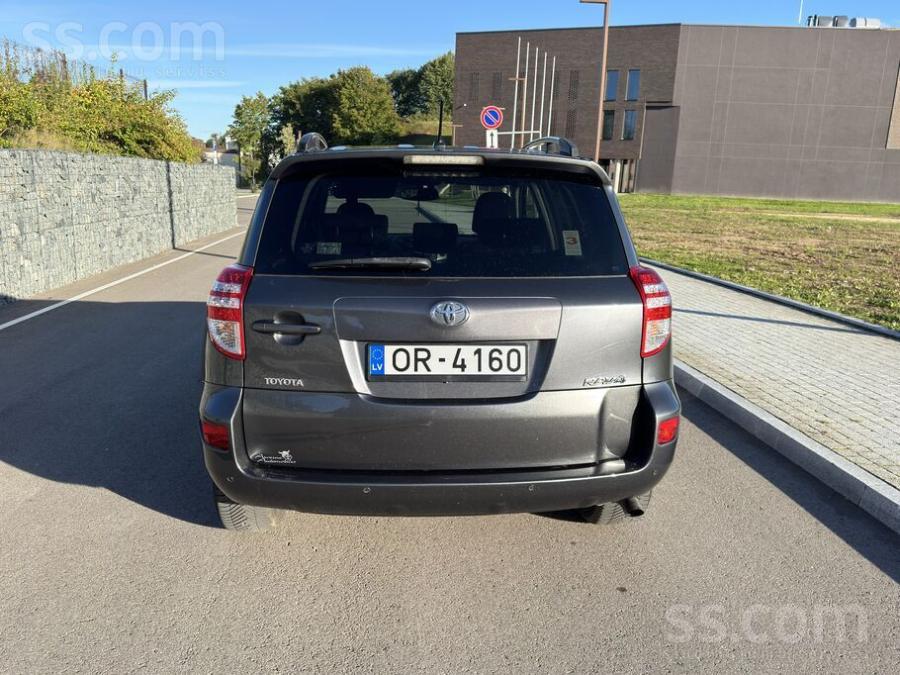 Pelēks Toyota RAV4 2011 Rēzekne, ar dzinēja tilpumu 2.20 L un nobraukumu 262 tūkst. km par 7550 €, foto 8 vietnē AUTOMOTO.COM.LV