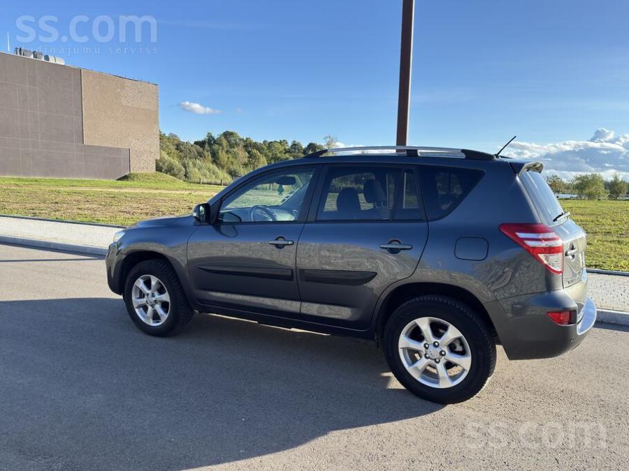 Pelēks Toyota RAV4 2011 Rēzekne, ar dzinēja tilpumu 2.20 L un nobraukumu 262 tūkst. km par 7550 €, foto 9 vietnē AUTOMOTO.COM.LV