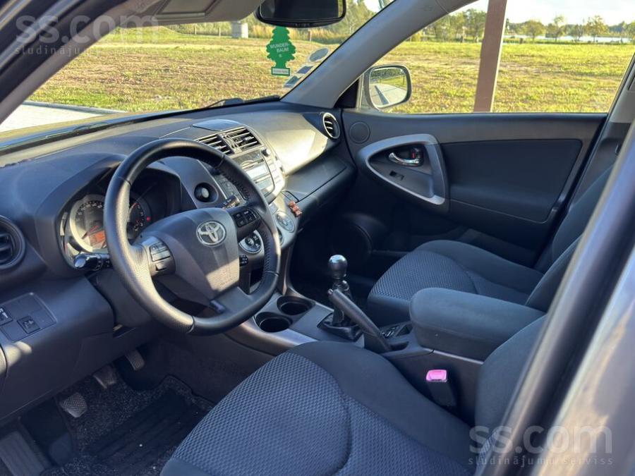 Pelēks Toyota RAV4 2011 Rēzekne, ar dzinēja tilpumu 2.20 L un nobraukumu 262 tūkst. km par 7550 €, foto 12 vietnē AUTOMOTO.COM.LV