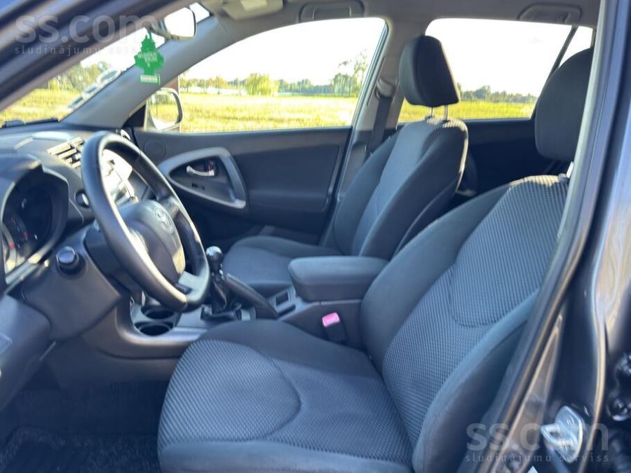 Pelēks Toyota RAV4 2011 Rēzekne, ar dzinēja tilpumu 2.20 L un nobraukumu 262 tūkst. km par 7550 €, foto 13 vietnē AUTOMOTO.COM.LV