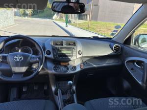 Pelēks Toyota RAV4 2011 Rēzekne, ar dzinēja tilpumu 2.20 L un nobraukumu 262 tūkst. km par 7550 €, foto 14 vietnē AUTOMOTO.COM.LV