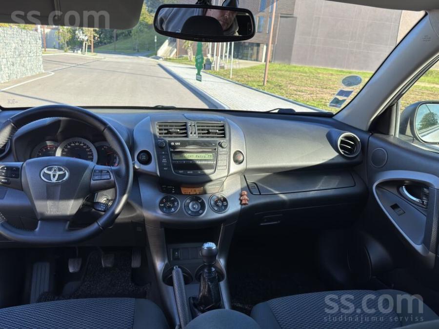 Pelēks Toyota RAV4 2011 Rēzekne, ar dzinēja tilpumu 2.20 L un nobraukumu 262 tūkst. km par 7550 €, foto 14 vietnē AUTOMOTO.COM.LV