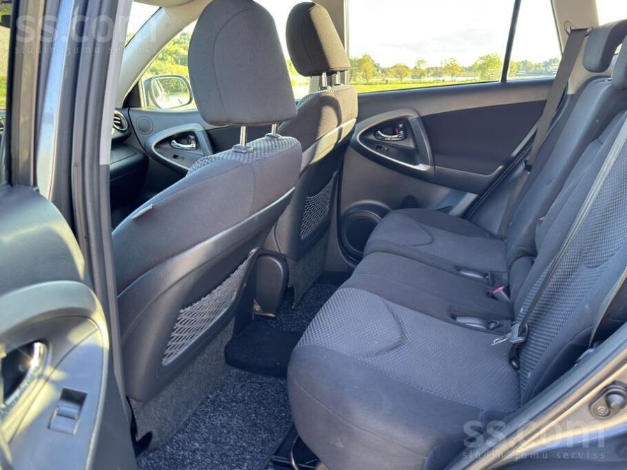Pelēks Toyota RAV4 2011 Rēzekne, ar dzinēja tilpumu 2.20 L un nobraukumu 262 tūkst. km par 7550 €, foto 15 vietnē AUTOMOTO.COM.LV