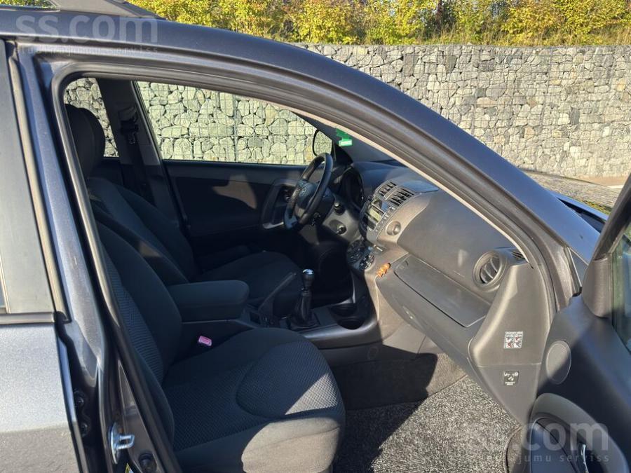 Pelēks Toyota RAV4 2011 Rēzekne, ar dzinēja tilpumu 2.20 L un nobraukumu 262 tūkst. km par 7550 €, foto 18 vietnē AUTOMOTO.COM.LV