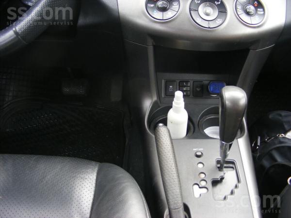 Toyota RAV4 2011 in Riga on AUTOMOTO.COM.LV Grey Toyota RAV4 2011 in Riga, with an engine capacity of 2.20 L and mileage of 276 thousand km for 6500 €, photo 9 on AUTOMOTO.COM.LV