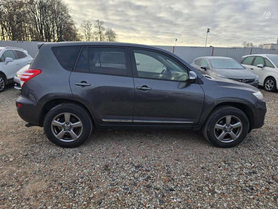 Pelēks Toyota RAV4 2012 Tauragė, ar dzinēja tilpumu 2.23 L un nobraukumu 269 tūkst. km par 6900 €, foto 8 vietnē AUTOMOTO.COM.LV
